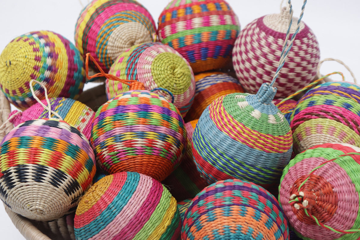Holiday Raffia Ornament Balls- Medium plus – Best of Colombia